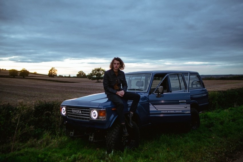 Dan Owen delivers his brand new single ‘radio tower’ – BUSK MUSIC